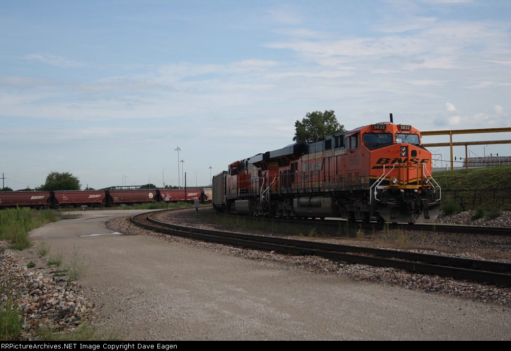 BNSF 5832